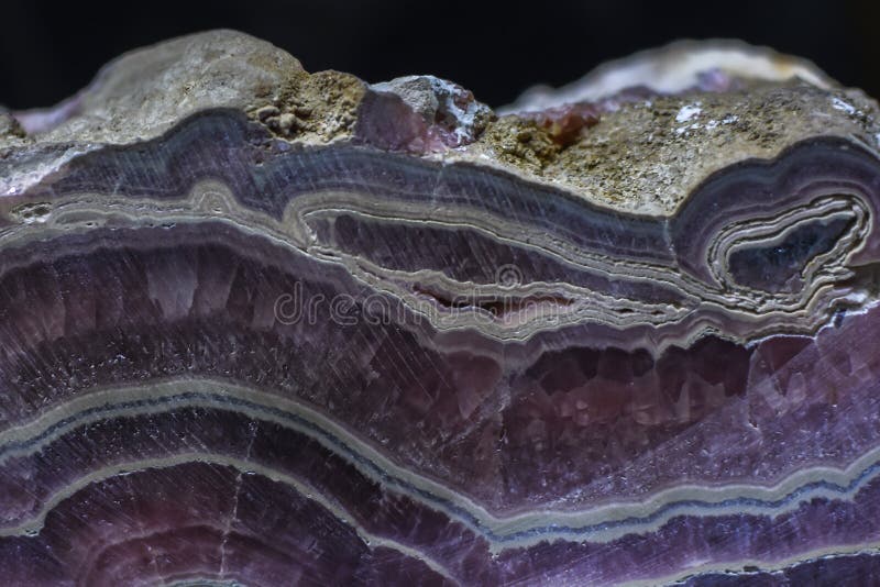 Minerai violet photo stock. Image du violet, fibreux - 13004732