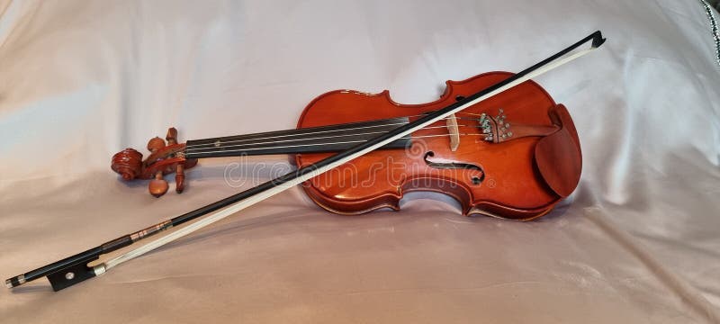 Violin with Bow, Strings, Musical Instrument, Soft Background, Beige ...