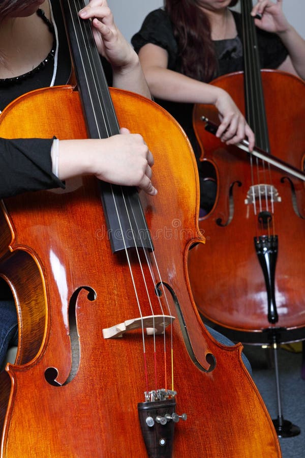 Violoncelle Pizzicato image stock. Image du doigt, studio - 11477589