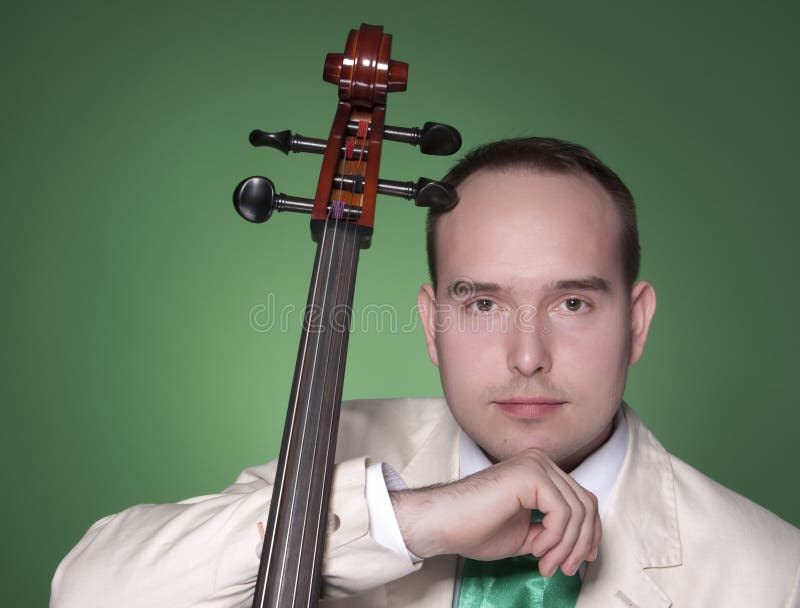Musiker med en violoncell arkivfoto. Bild av purpurt - 133837902