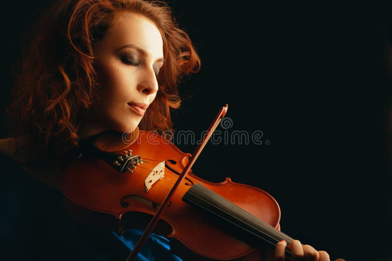 Femme De Violoniste De Musicien Tenant Son Violon Photo stock - Image ...