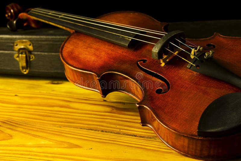 Viool in zwart-wit. stock afbeelding. Image of klassiek - 34858947