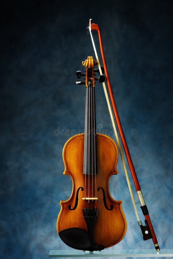 Viool met muziekblad stock foto. Image of regeling, instrument - 7092314