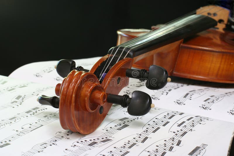 Viool op bladmuziek stock afbeelding. Image of melodie - 357465