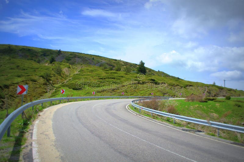 Virage de route image stock. Image du asphalte, ciel - 24551605