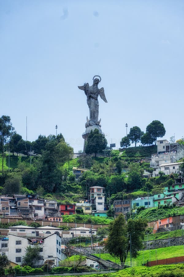 Virgen De Quito Madonna Di Quito Statua E Quartiere Di El Panecillo ...