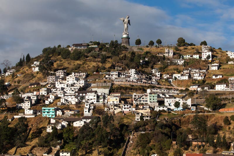 EL Panecillo En Quito, Ecuador Foto de archivo - Imagen de nubes, casas ...