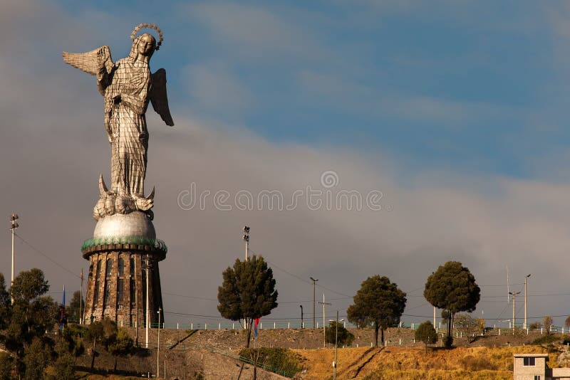 Ángel En El Panecillo En Quito Foto de archivo - Imagen de colina ...