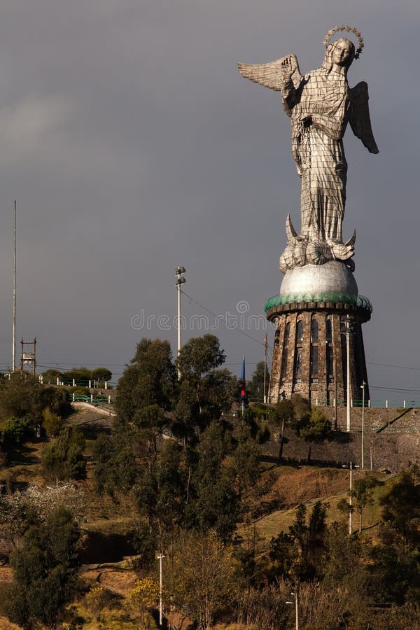 EL Panecillo En Quito, Ecuador Foto de archivo - Imagen de nubes, casas ...