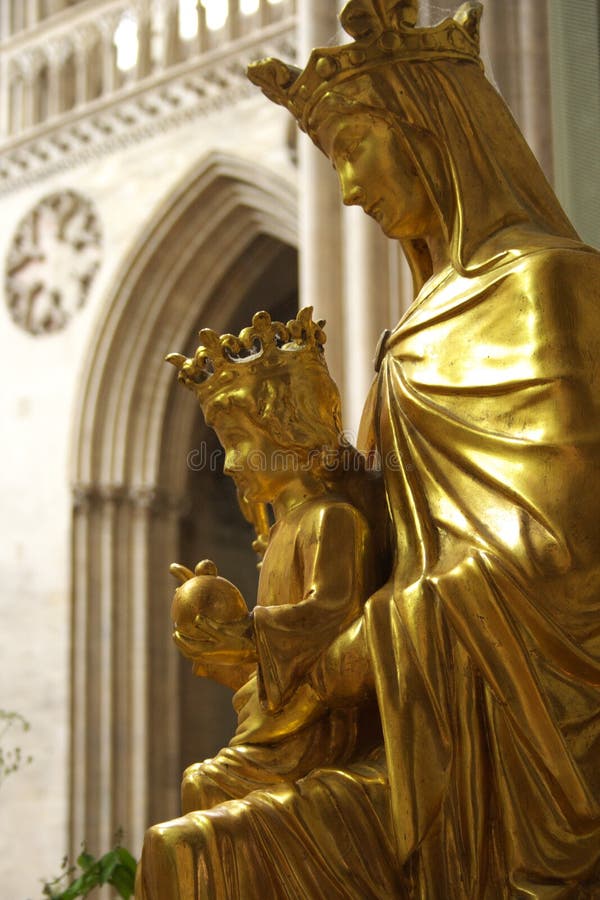 Virgen Maria con Jesús imagen de archivo. Imagen de bronce - 5294867
