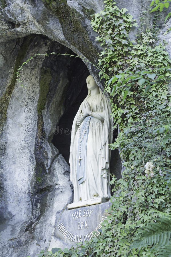 GROTTA NAZIONALE DEL SANTUARIO DI LOURDES Immagine Stock - Immagine di ...