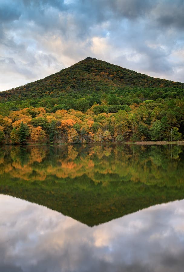 Virginia Sharp Top Mountain Imagen de archivo - Imagen de recorrido ...