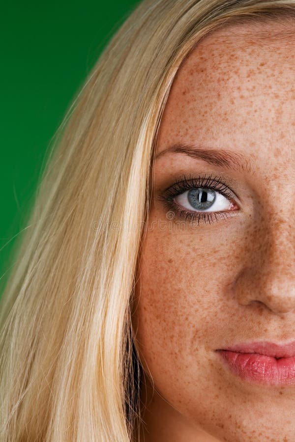 Belles taches de rousseur image stock. Image du attrayant - 16092133