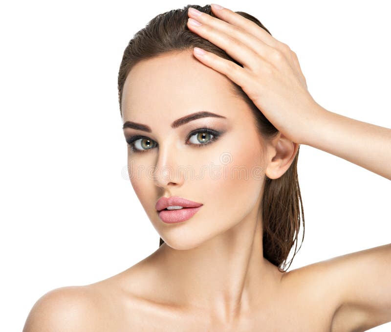 Visage Dune Belle Fille Avec Le Maquillage Fumeux De Yeux Photo Stock
