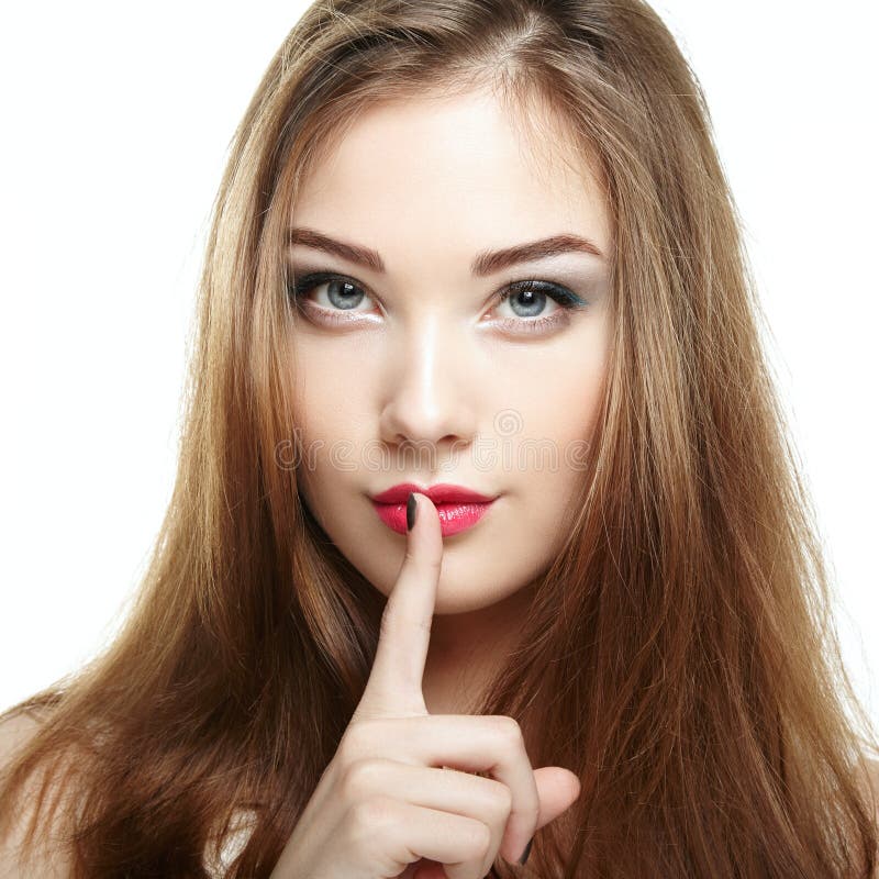 Beauté Femme Appliquer De La Crème Sur Son Visage Photo Stock Image