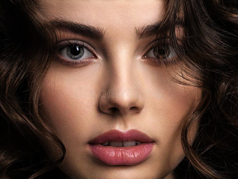 Femme Châtain Sexy Et Magnifique Avec De Longs Cheveux Bouclés Photo