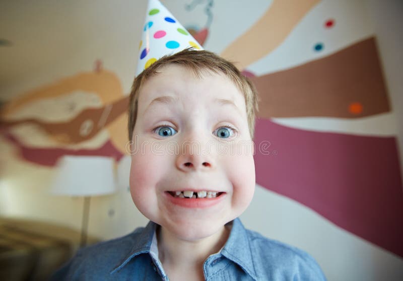 Visage Drôle D'enfant Petit Garçon Beau De Sourire Image stock - Image ...
