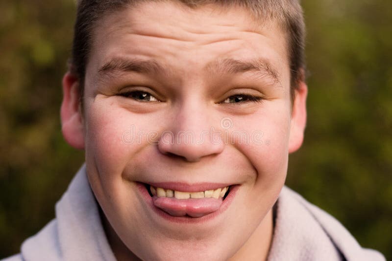 Visage heureux image stock. Image du émotion, famille, idiot - 390355