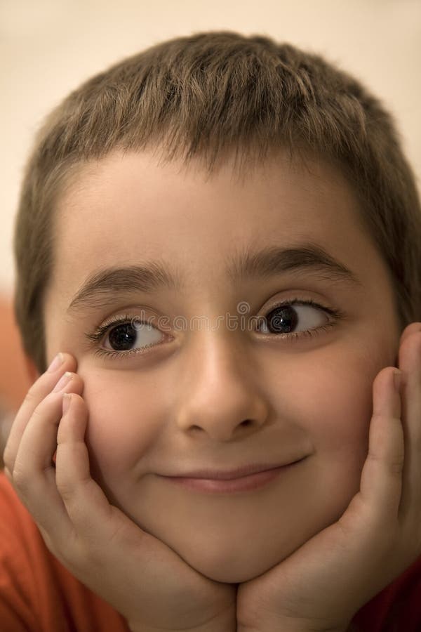 Visage heureux d'enfant image stock. Image du regarder - 8258669