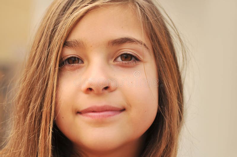 Visage Mignon De Jeunes Filles Image stock - Image du étudiant, sourire ...