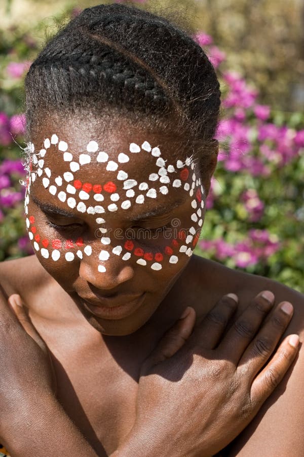 Femme Malgache Au Visage Peint, Tradition Vezo-Sakalava, Nosy Be ...