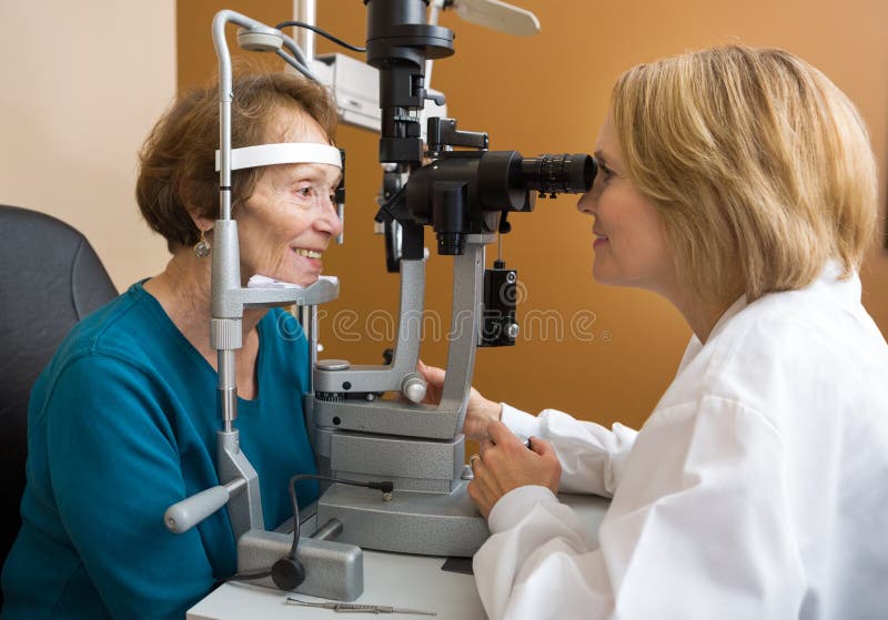 Vision De Examining Woman Del Oculista Imagen de archivo - Imagen de ...