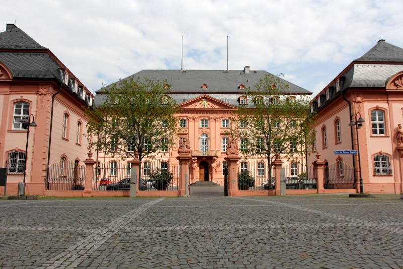 Visiting Mainz editorial photography. Image of town, citytour - 32488792