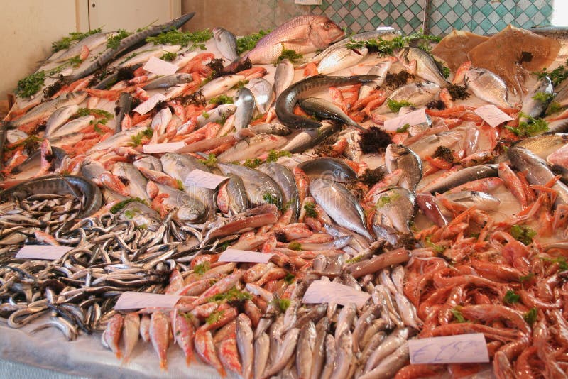 Vissen op een markt stock afbeelding. Image of aanbieding - 7798421