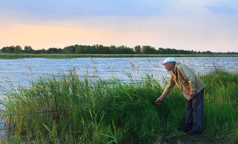 Visser op het meer stock foto. Image of zonsopgang, nave - 29453542