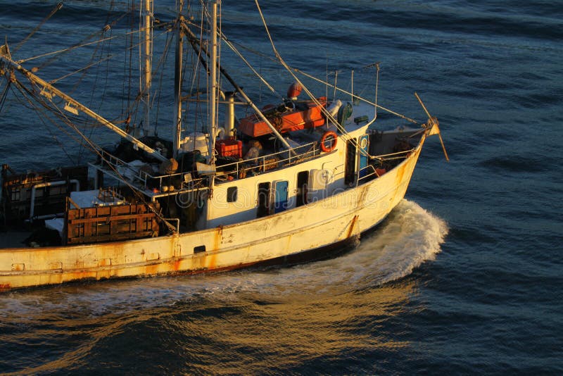 Vissersboot op zee stock afbeelding. Image of visser - 127145753