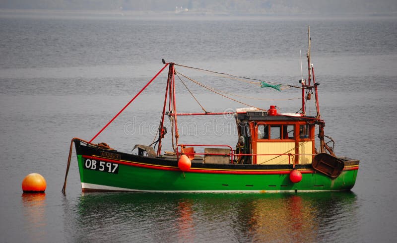 Vissersboot bij het dok stock afbeelding. Image of rood - 20777363