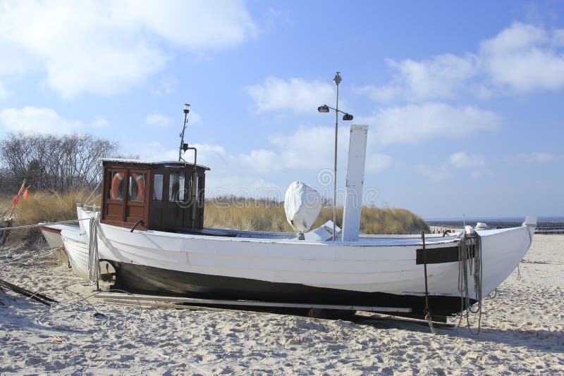 Vissersboot bij de Oostzee stock afbeelding. Afbeelding bestaande uit ...