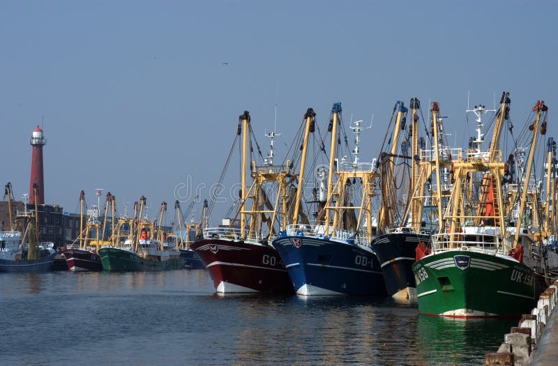 Vissersboten in de haven stock afbeelding. Image of nederland - 1328647