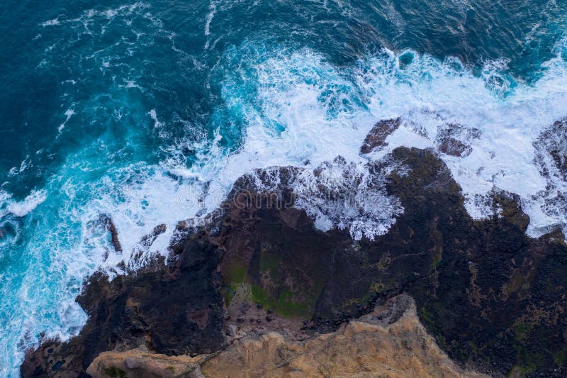 Olas Chocando Contra Una Gran Roca En La Playa Foto de archivo - Imagen ...