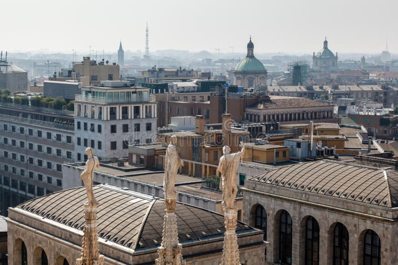 Vista Aerea Su Milano Dal Tetto Della Cattedrale Fotografia Stock ... Vista Aerea Su Milano Dal Tetto Della Cattedrale Fotografia Stock ...