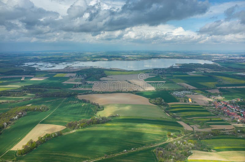 Vista aerea su un lago fotografia stock. Immagine di podere - 55003080 Vista aerea su un lago fotografia stock. Immagine di podere - 55003080