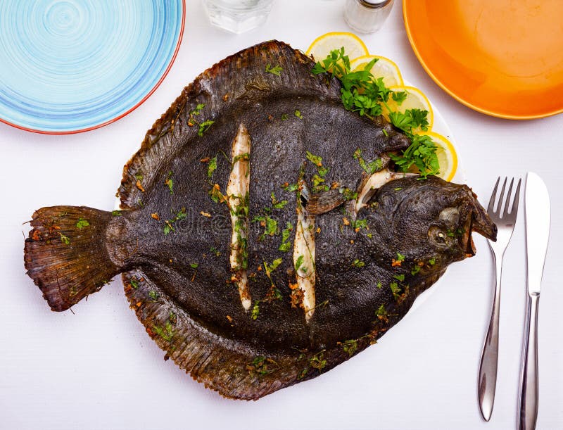 Vista Aproximada Da Solha Assada Na Placa Com Salsa Imagem de Stock ...