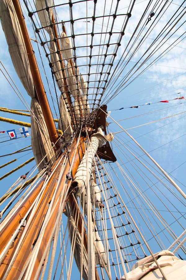 Vista Ascendente Dos Mastros De Um Navio Foto de Stock - Imagem de ...