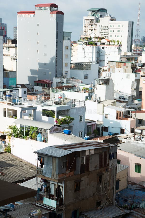 Vista Aérea De Ho Chi Ming. Edificios Altos Cerca De Casas Pobres Fotografía editorial - Imagen ...
