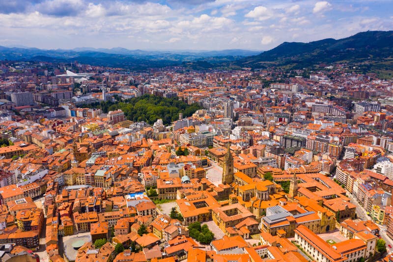 Vista AÃ©rea De La Ciudad De Oviedo Imagen de archivo - Imagen de azoteas, casas: 156909127