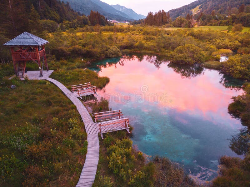 Lago Zelenci en Eslovenia imagen de archivo. Imagen de colores - 62089775 Lago Zelenci en Eslovenia imagen de archivo. Imagen de colores - 62089775