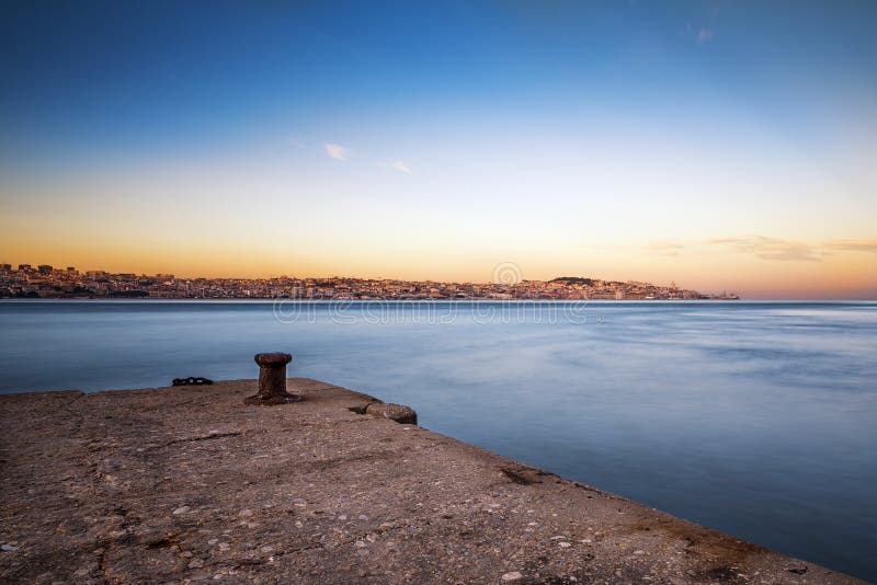 Vista Da Cidade De Lisboa Da Margem Sul Do Tagus River Imagem de Stock ...
