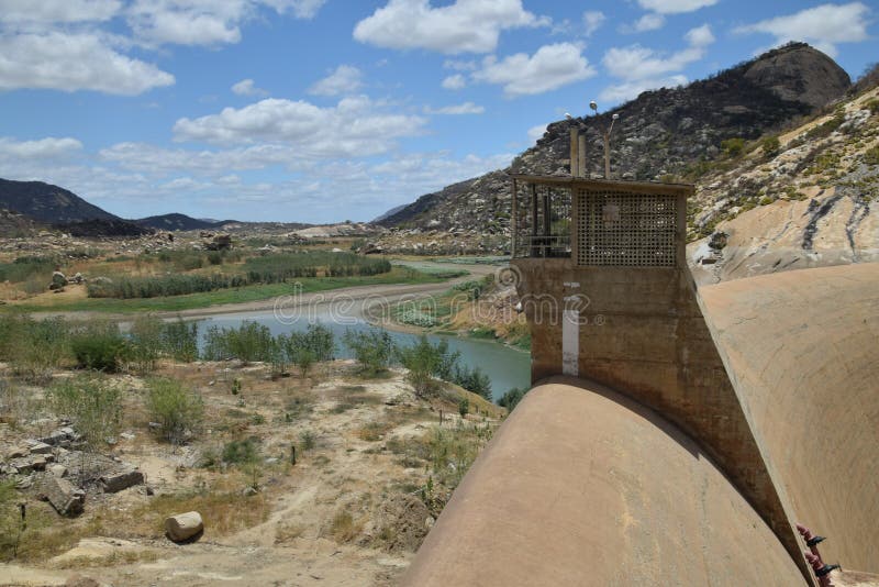 Vista da represa seca imagem de stock editorial. Imagem de habitat ...