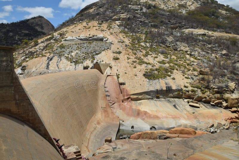 Vista da represa seca imagem editorial. Imagem de paisagem - 137092420