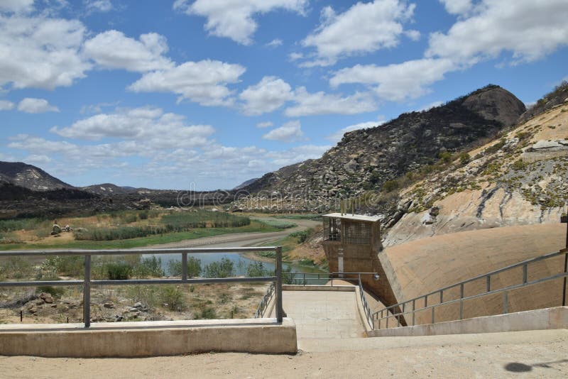 Vista da represa seca foto de stock editorial. Imagem de pobreza ...