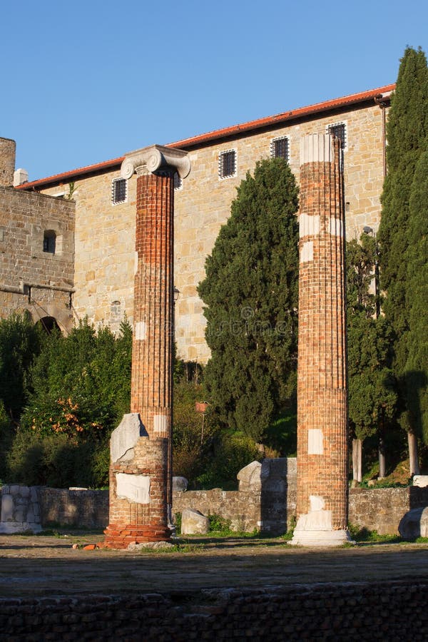 Vista Das Colunas Romanas, Trieste Foto de Stock - Imagem de monumental ...