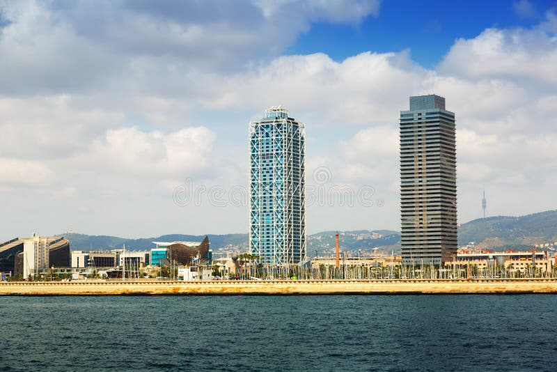 Vista de Barcelona do mar imagem de stock. Imagem de distrito - 44674333