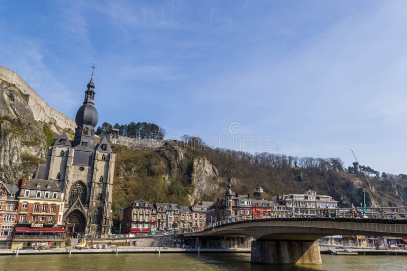 Vista de Dinant imagen editorial. Imagen de urbano, viejo - 122067240