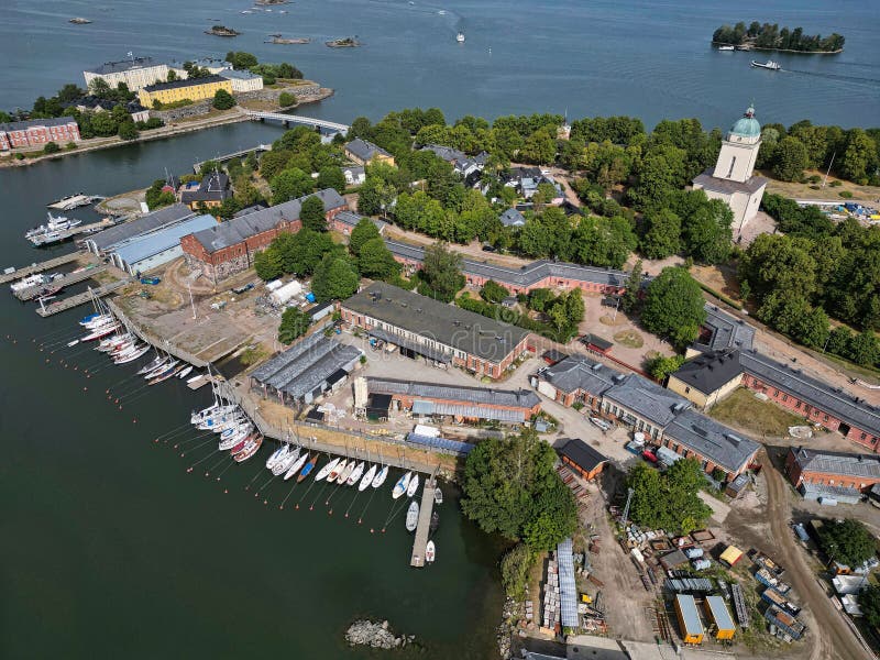 Vista De Drones a La Iglesia Suomenlinna Y Edificios En Una Isla ...