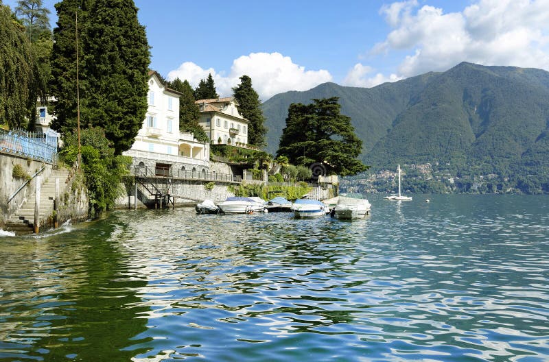 Vista De La Ciudad De Moltrasio Y Del Lago Como Foto de archivo ...